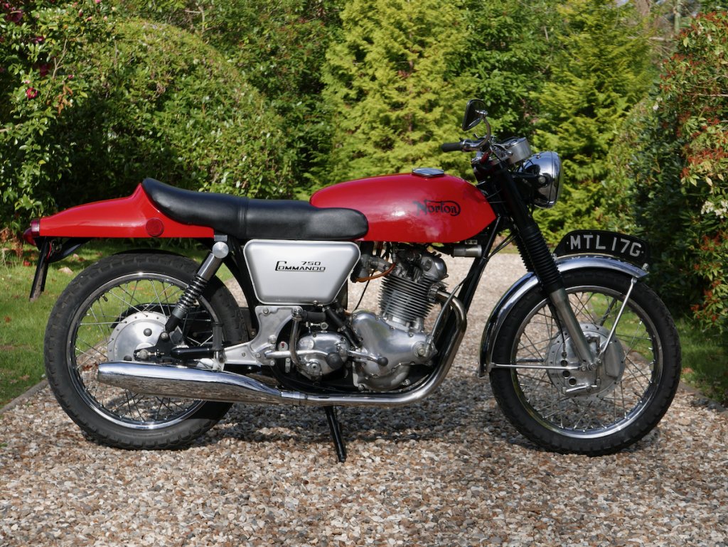 Honda Four classic racer - Classic Super BikesClassic Super Bikes